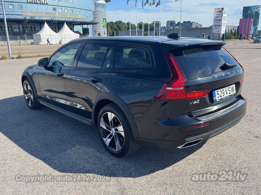 Melns Volvo V60 Cross Country 2019 Tallina, ar dzinēja tilpumu 2.00 L un nobraukumu 130 tūkst. km par 28500 €, foto 3 vietnē AUTOMOTO.COM.LV