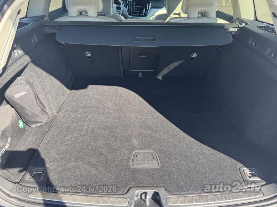 Melns Volvo V60 Cross Country 2019 Tallina, ar dzinēja tilpumu 2.00 L un nobraukumu 130 tūkst. km par 28500 €, foto 6 vietnē AUTOMOTO.COM.LV