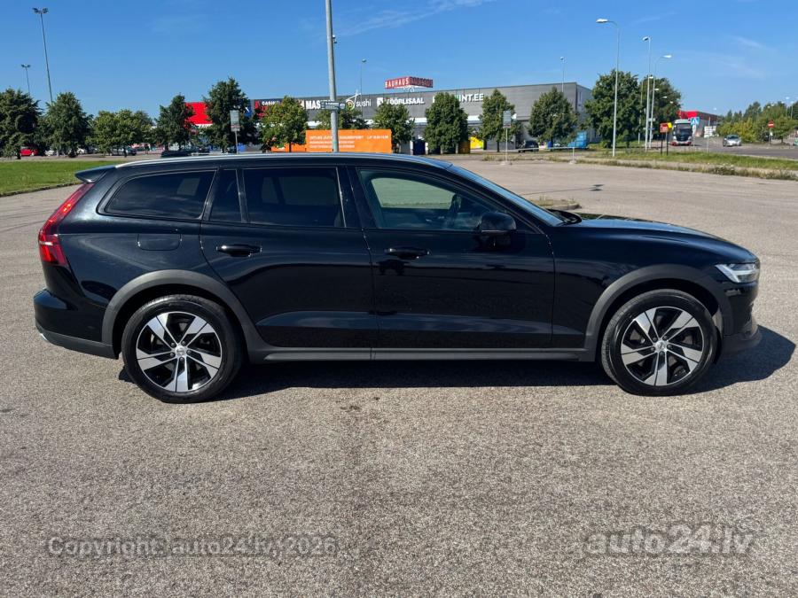 Melns Volvo V60 Cross Country 2019 Tallina, ar dzinēja tilpumu 2.00 L un nobraukumu 130 tūkst. km par 28500 €, foto 12 vietnē AUTOMOTO.COM.LV