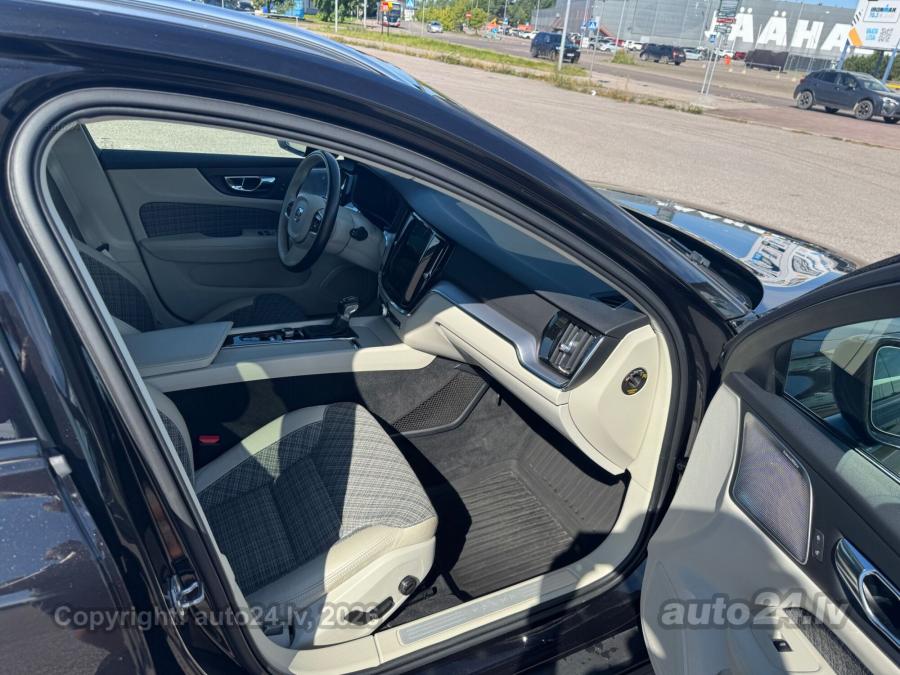 Melns Volvo V60 Cross Country 2019 Tallina, ar dzinēja tilpumu 2.00 L un nobraukumu 130 tūkst. km par 28500 €, foto 15 vietnē AUTOMOTO.COM.LV