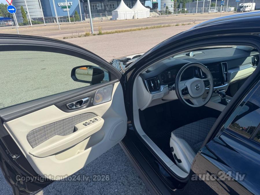 Melns Volvo V60 Cross Country 2019 Tallina, ar dzinēja tilpumu 2.00 L un nobraukumu 130 tūkst. km par 28500 €, foto 16 vietnē AUTOMOTO.COM.LV