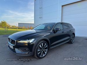 Black Volvo V60 Cross Country 2019 in Tallinn, with an engine capacity of 2.00 L and mileage of 208 thousand km for 22900 €, photo 1 on AUTOMOTO.COM.LV