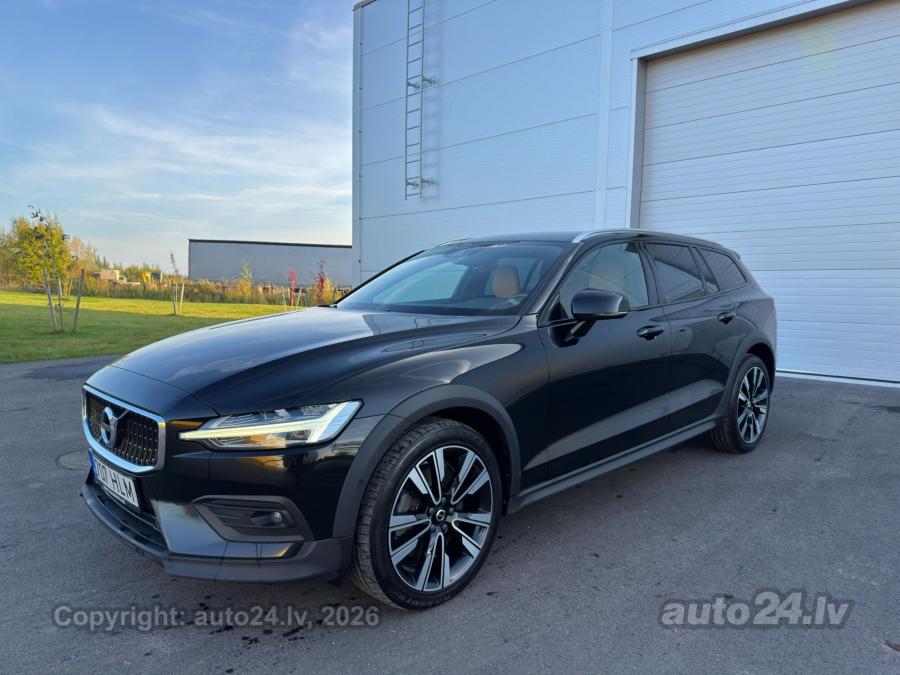Black Volvo V60 Cross Country 2019 in Tallinn, with an engine capacity of 2.00 L and mileage of 208 thousand km for 22900 €, photo 1 on AUTOMOTO.COM.LV