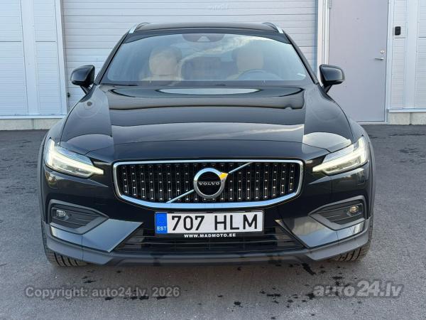Black Volvo V60 Cross Country 2019 in Tallinn, with an engine capacity of 2.00 L and mileage of 208 thousand km for 22900 €, photo 3 on AUTOMOTO.COM.LV