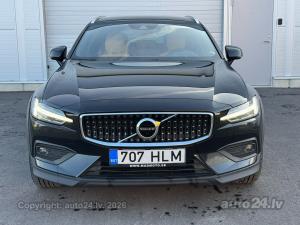 Black Volvo V60 Cross Country 2019 in Tallinn, with an engine capacity of 2.00 L and mileage of 208 thousand km for 22900 €, photo 3 on AUTOMOTO.COM.LV