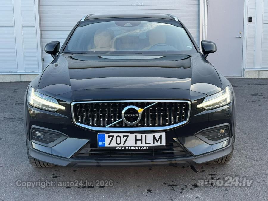 Black Volvo V60 Cross Country 2019 in Tallinn, with an engine capacity of 2.00 L and mileage of 208 thousand km for 22900 €, photo 3 on AUTOMOTO.COM.LV