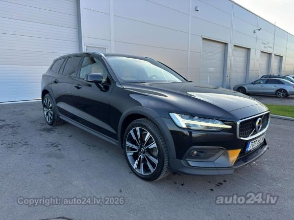 Black Volvo V60 Cross Country 2019 in Tallinn, with an engine capacity of 2.00 L and mileage of 208 thousand km for 22900 €, photo 4 on AUTOMOTO.COM.LV