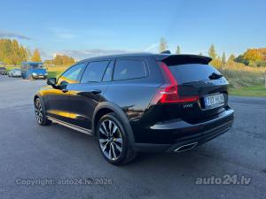 Black Volvo V60 Cross Country 2019 in Tallinn, with an engine capacity of 2.00 L and mileage of 208 thousand km for 22900 €, photo 5 on AUTOMOTO.COM.LV