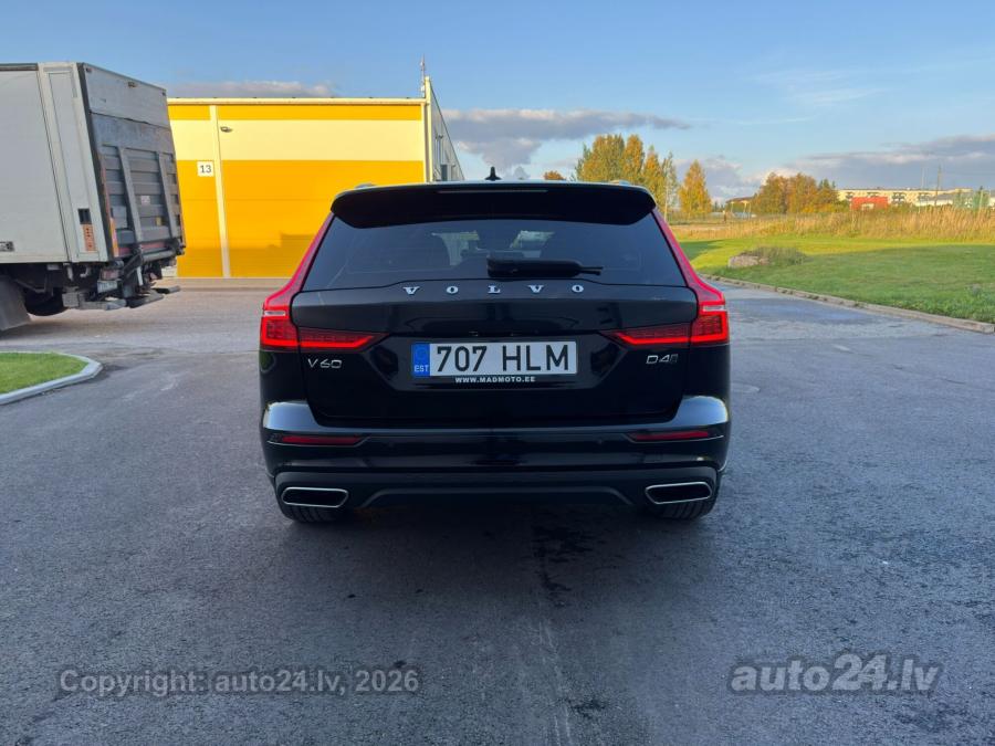 Black Volvo V60 Cross Country 2019 in Tallinn, with an engine capacity of 2.00 L and mileage of 208 thousand km for 22900 €, photo 6 on AUTOMOTO.COM.LV