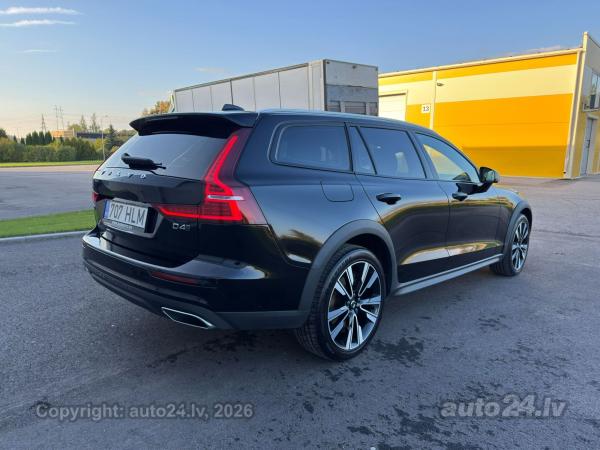 Black Volvo V60 Cross Country 2019 in Tallinn, with an engine capacity of 2.00 L and mileage of 208 thousand km for 22900 €, photo 7 on AUTOMOTO.COM.LV