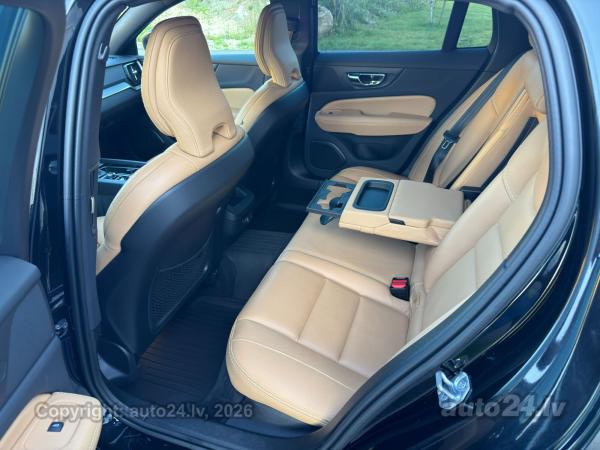 Black Volvo V60 Cross Country 2019 in Tallinn, with an engine capacity of 2.00 L and mileage of 208 thousand km for 22900 €, photo 11 on AUTOMOTO.COM.LV