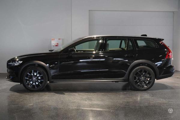 Melns Volvo V60 Cross Country 2020 Viļņa, ar dzinēja tilpumu 1.97 L un nobraukumu 109 tūkst. km par 26500 €, foto 2 vietnē AUTOMOTO.COM.LV