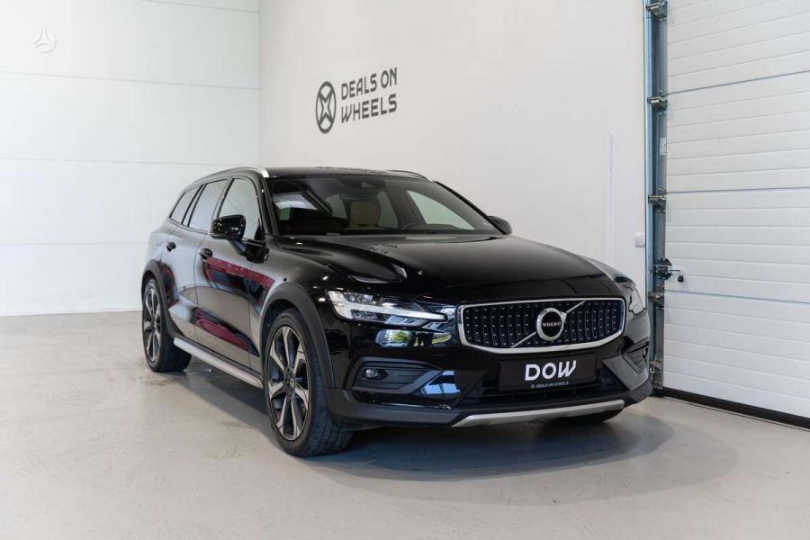 Черный Вольво V60 Cross Country 2020 в Вильнюс, объемом двигателя 1.97 л и пробегом 125 тыс. км за 28900 €, фото 1 на AUTOMOTO.COM.LV