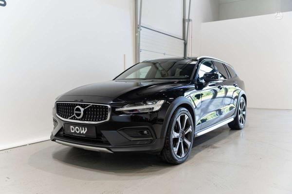 Black Volvo V60 Cross Country 2020 in Vilnius, with an engine capacity of 1.97 L and mileage of 125 thousand km for 28900 €, photo 2 on AUTOMOTO.COM.LV