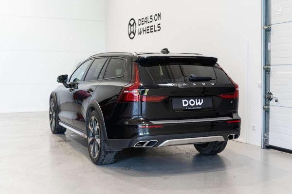 Black Volvo V60 Cross Country 2020 in Vilnius, with an engine capacity of 1.97 L and mileage of 125 thousand km for 28900 €, photo 6 on AUTOMOTO.COM.LV