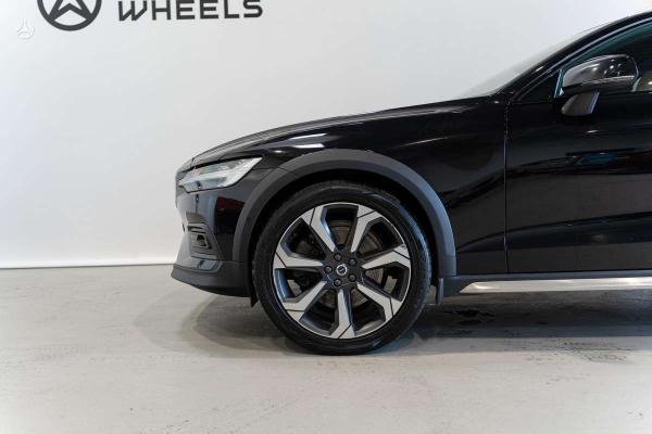 Black Volvo V60 Cross Country 2020 in Vilnius, with an engine capacity of 1.97 L and mileage of 125 thousand km for 28900 €, photo 8 on AUTOMOTO.COM.LV