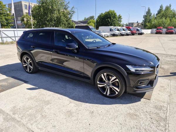 Melns Volvo V60 Cross Country 2020 Telšiai, ar dzinēja tilpumu 1.97 L un nobraukumu 401 tūkst. km par 11300 €, foto 2 vietnē AUTOMOTO.COM.LV