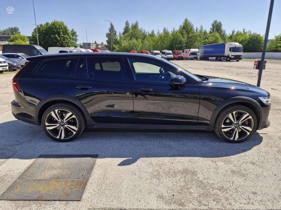Melns Volvo V60 Cross Country 2020 Telšiai, ar dzinēja tilpumu 1.97 L un nobraukumu 401 tūkst. km par 11300 €, foto 4 vietnē AUTOMOTO.COM.LV