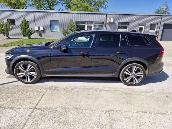 Melns Volvo V60 Cross Country 2020 Telšiai, ar dzinēja tilpumu 1.97 L un nobraukumu 401 tūkst. km par 11300 €, foto 4 vietnē AUTOMOTO.COM.LV