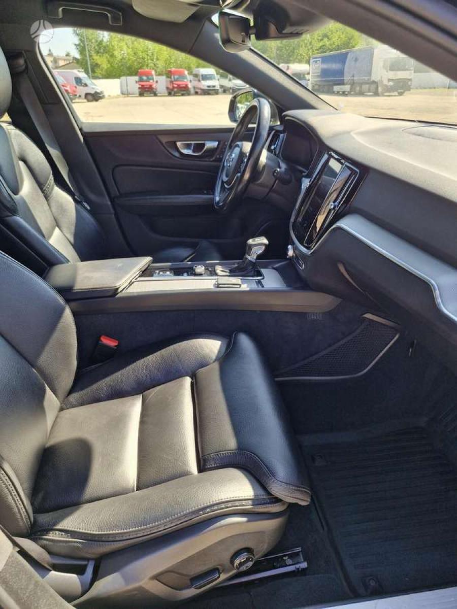 Melns Volvo V60 Cross Country 2020 Telšiai, ar dzinēja tilpumu 1.97 L un nobraukumu 401 tūkst. km par 11300 €, foto 15 vietnē AUTOMOTO.COM.LV