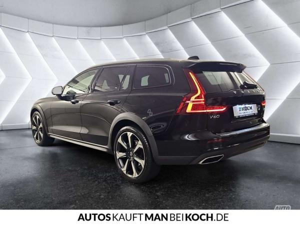 Melns Volvo V60 Cross Country 2021 Kauņa, ar dzinēja tilpumu 2.00 L un nobraukumu 94 tūkst. km par 32587 €, foto 4 vietnē AUTOMOTO.COM.LV