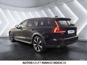 Melns Volvo V60 Cross Country 2021 Kauņa, ar dzinēja tilpumu 2.00 L un nobraukumu 94 tūkst. km par 32587 €, foto 4 vietnē AUTOMOTO.COM.LV