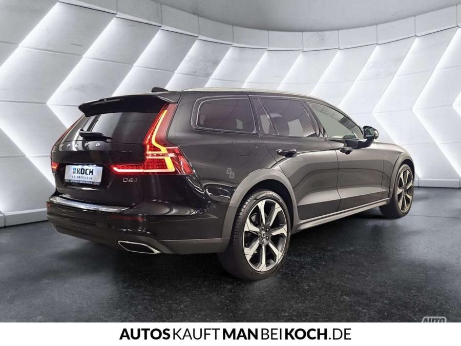 Melns Volvo V60 Cross Country 2021 Kauņa, ar dzinēja tilpumu 2.00 L un nobraukumu 94 tūkst. km par 32587 €, foto 5 vietnē AUTOMOTO.COM.LV