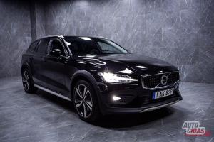 Black Volvo V60 Cross Country 2021 in Kaunas, with an engine capacity of 0.00 L and mileage of 87 thousand km for 36176 €, photo 2 on AUTOMOTO.COM.LV