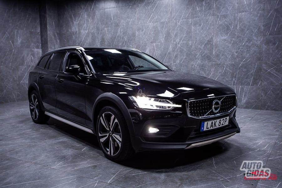 Black Volvo V60 Cross Country 2021 in Kaunas, with an engine capacity of 0.00 L and mileage of 87 thousand km for 36176 €, photo 2 on AUTOMOTO.COM.LV