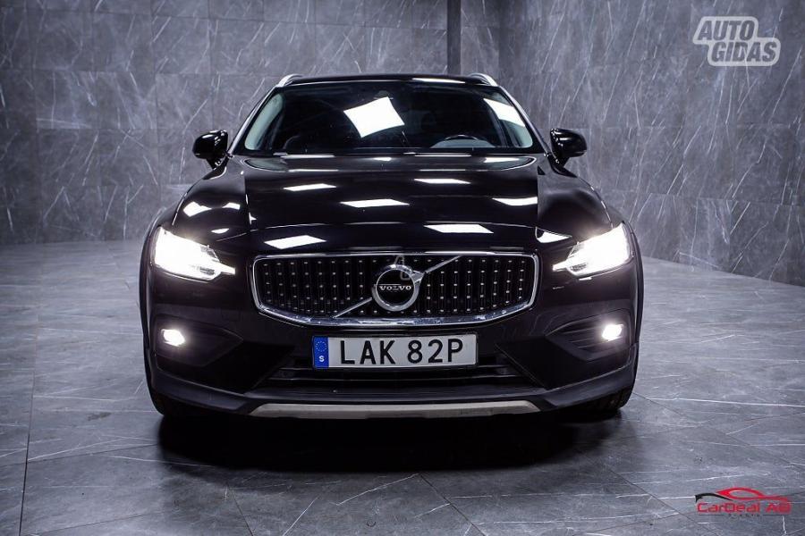 Black Volvo V60 Cross Country 2021 in Kaunas, with an engine capacity of 0.00 L and mileage of 87 thousand km for 36176 €, photo 3 on AUTOMOTO.COM.LV
