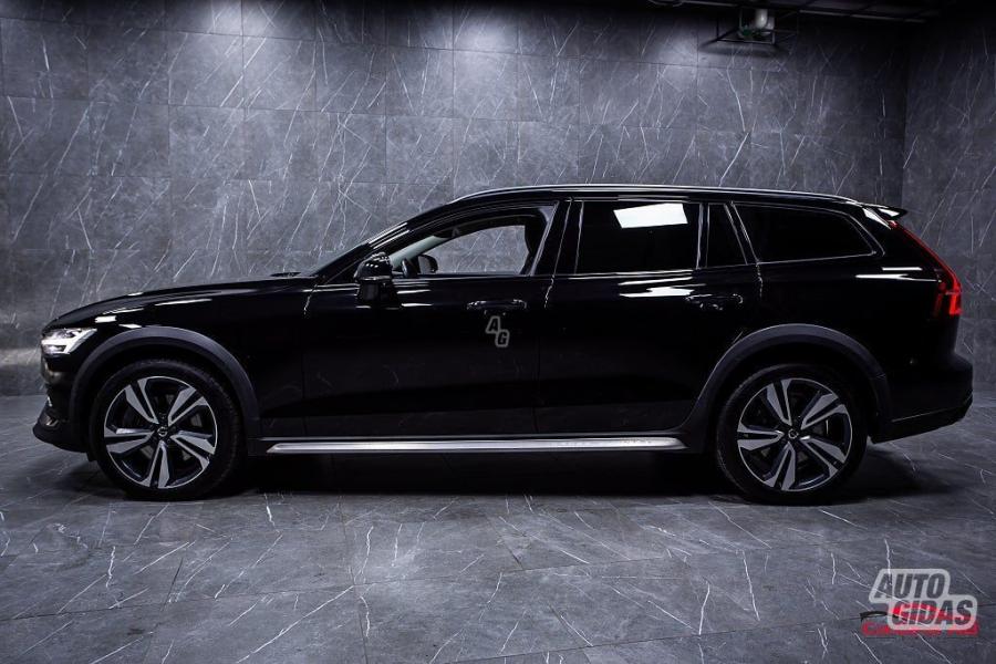 Black Volvo V60 Cross Country 2021 in Kaunas, with an engine capacity of 0.00 L and mileage of 87 thousand km for 36176 €, photo 5 on AUTOMOTO.COM.LV