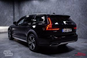 Black Volvo V60 Cross Country 2021 in Kaunas, with an engine capacity of 0.00 L and mileage of 87 thousand km for 36176 €, photo 6 on AUTOMOTO.COM.LV