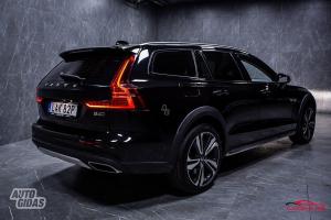 Black Volvo V60 Cross Country 2021 in Kaunas, with an engine capacity of 0.00 L and mileage of 87 thousand km for 36176 €, photo 8 on AUTOMOTO.COM.LV