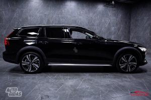 Black Volvo V60 Cross Country 2021 in Kaunas, with an engine capacity of 0.00 L and mileage of 87 thousand km for 36176 €, photo 9 on AUTOMOTO.COM.LV