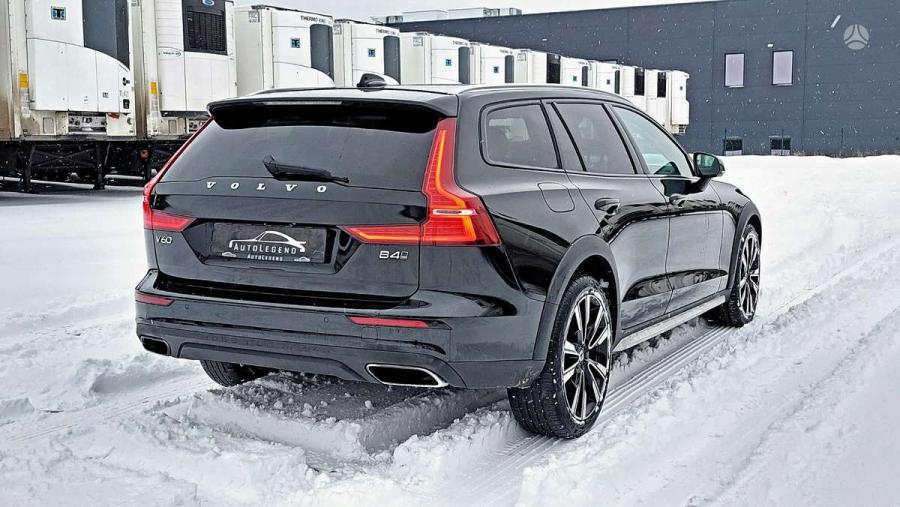 Melns Volvo V60 Cross Country 2021 Viļņa, ar dzinēja tilpumu 2.00 L un nobraukumu 204 tūkst. km par 19990 €, foto 3 vietnē AUTOMOTO.COM.LV