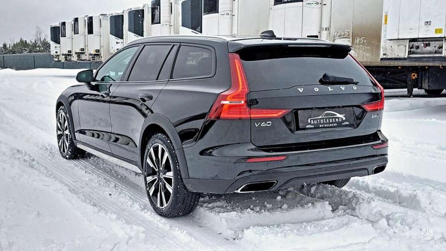Melns Volvo V60 Cross Country 2021 Viļņa, ar dzinēja tilpumu 2.00 L un nobraukumu 204 tūkst. km par 19990 €, foto 4 vietnē AUTOMOTO.COM.LV