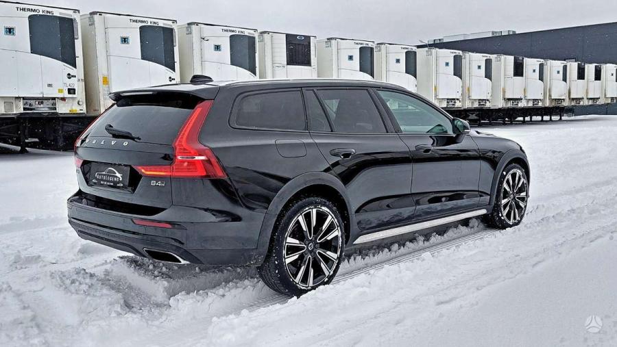 Melns Volvo V60 Cross Country 2021 Viļņa, ar dzinēja tilpumu 2.00 L un nobraukumu 204 tūkst. km par 19990 €, foto 11 vietnē AUTOMOTO.COM.LV