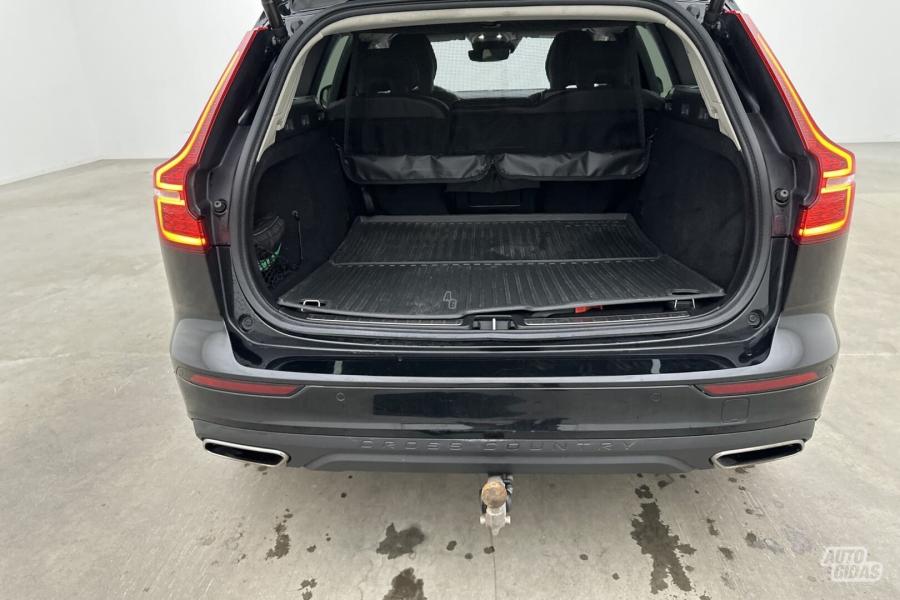 Black Volvo V60 Cross Country 2021 in Kaunas, with an engine capacity of 0.00 L and mileage of 94 thousand km for 35146 €, photo 28 on AUTOMOTO.COM.LV