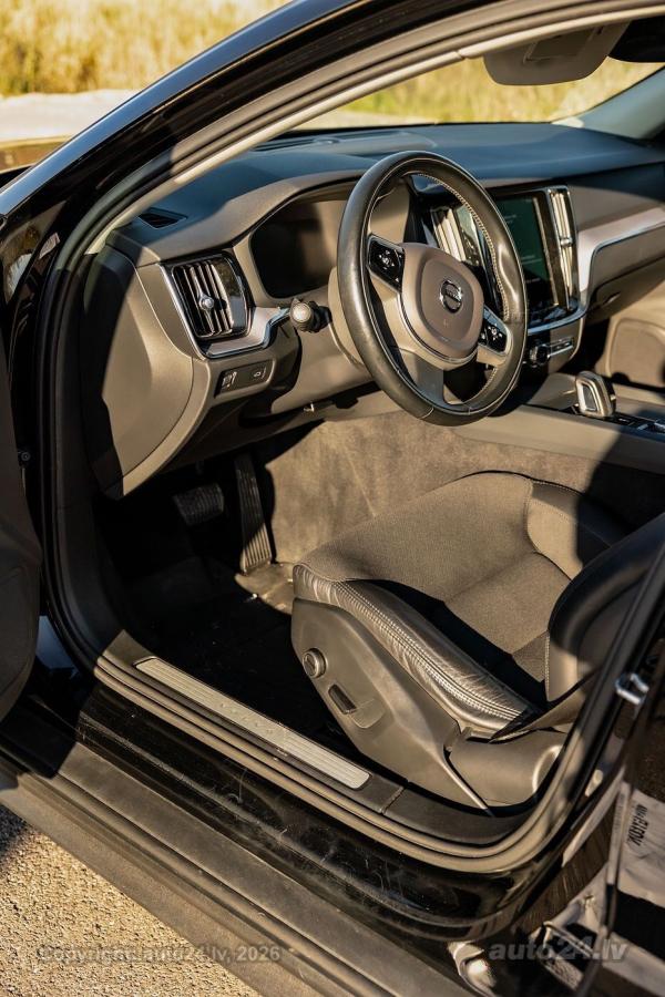 Melns Volvo V60 Cross Country 2021 Tallina, ar dzinēja tilpumu 2.00 L un nobraukumu 174 tūkst. km par 25490 €, foto 7 vietnē AUTOMOTO.COM.LV