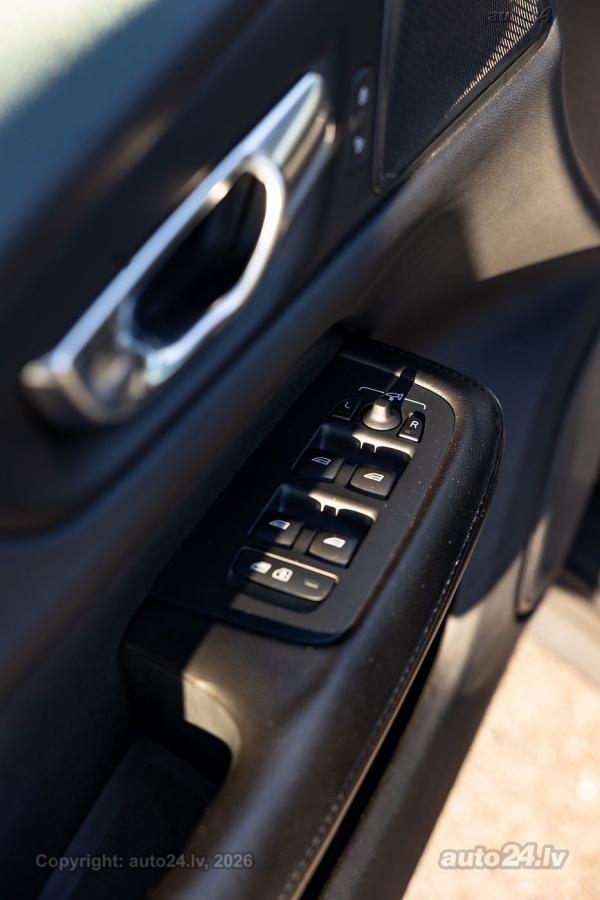 Melns Volvo V60 Cross Country 2021 Tallina, ar dzinēja tilpumu 2.00 L un nobraukumu 174 tūkst. km par 25490 €, foto 11 vietnē AUTOMOTO.COM.LV