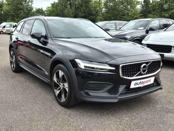 Melns Volvo V60 Cross Country 2022 Viļņa, ar dzinēja tilpumu 1.97 L un nobraukumu 124 tūkst. km par 26900 €, foto 3 vietnē AUTOMOTO.COM.LV