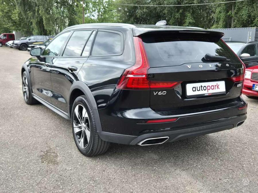 Melns Volvo V60 Cross Country 2022 Viļņa, ar dzinēja tilpumu 1.97 L un nobraukumu 124 tūkst. km par 26900 €, foto 5 vietnē AUTOMOTO.COM.LV
