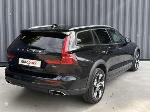 Melns Volvo V60 Cross Country 2022 Viļņa, ar dzinēja tilpumu 1.97 L un nobraukumu 124 tūkst. km par 22900 €, foto 4 vietnē AUTOMOTO.COM.LV