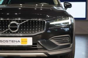 Black Volvo V60 Cross Country 2022 in Vilnius, with an engine capacity of 1.97 L and mileage of 167 thousand km for 26900 €, photo 6 on AUTOMOTO.COM.LV