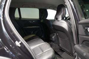 Black Volvo V60 Cross Country 2022 in Vilnius, with an engine capacity of 1.97 L and mileage of 167 thousand km for 26900 €, photo 13 on AUTOMOTO.COM.LV