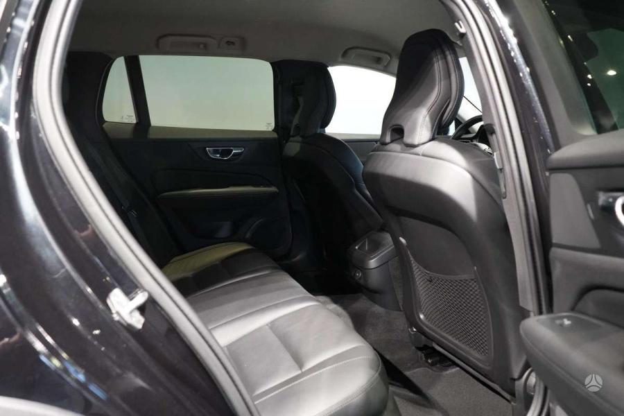 Black Volvo V60 Cross Country 2022 in Vilnius, with an engine capacity of 1.97 L and mileage of 167 thousand km for 26900 €, photo 13 on AUTOMOTO.COM.LV