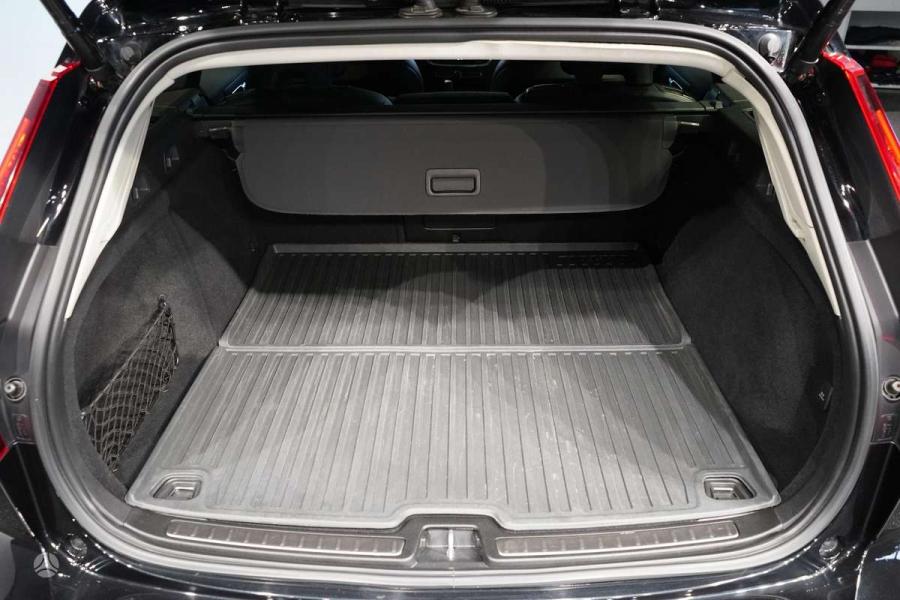 Black Volvo V60 Cross Country 2022 in Vilnius, with an engine capacity of 1.97 L and mileage of 167 thousand km for 26900 €, photo 14 on AUTOMOTO.COM.LV