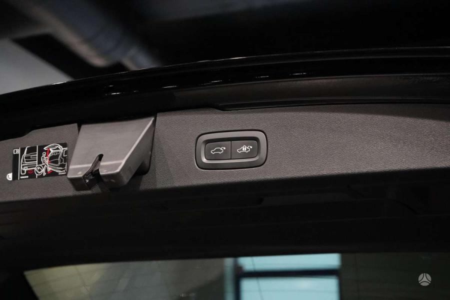 Black Volvo V60 Cross Country 2022 in Vilnius, with an engine capacity of 1.97 L and mileage of 167 thousand km for 26900 €, photo 15 on AUTOMOTO.COM.LV