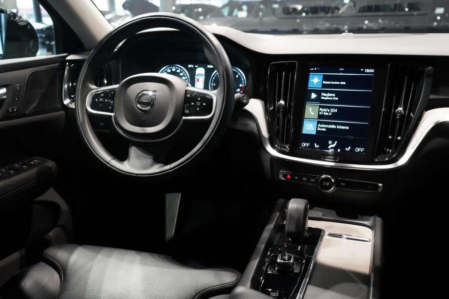 Black Volvo V60 Cross Country 2022 in Vilnius, with an engine capacity of 1.97 L and mileage of 167 thousand km for 26900 €, photo 17 on AUTOMOTO.COM.LV