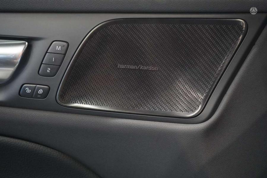 Black Volvo V60 Cross Country 2022 in Vilnius, with an engine capacity of 1.97 L and mileage of 167 thousand km for 26900 €, photo 23 on AUTOMOTO.COM.LV